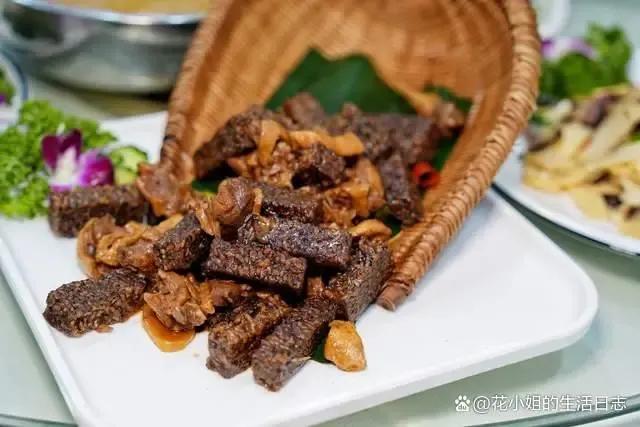 Roasted pork eyes with bursting paste, have you tried it? Is it dark ...