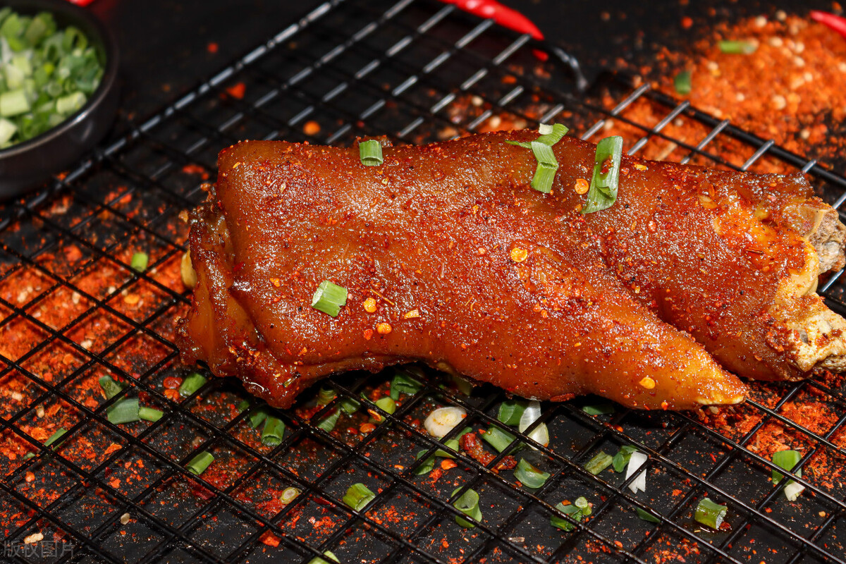 The pork trotters are burnt, the meat is soft and tender, try the ...