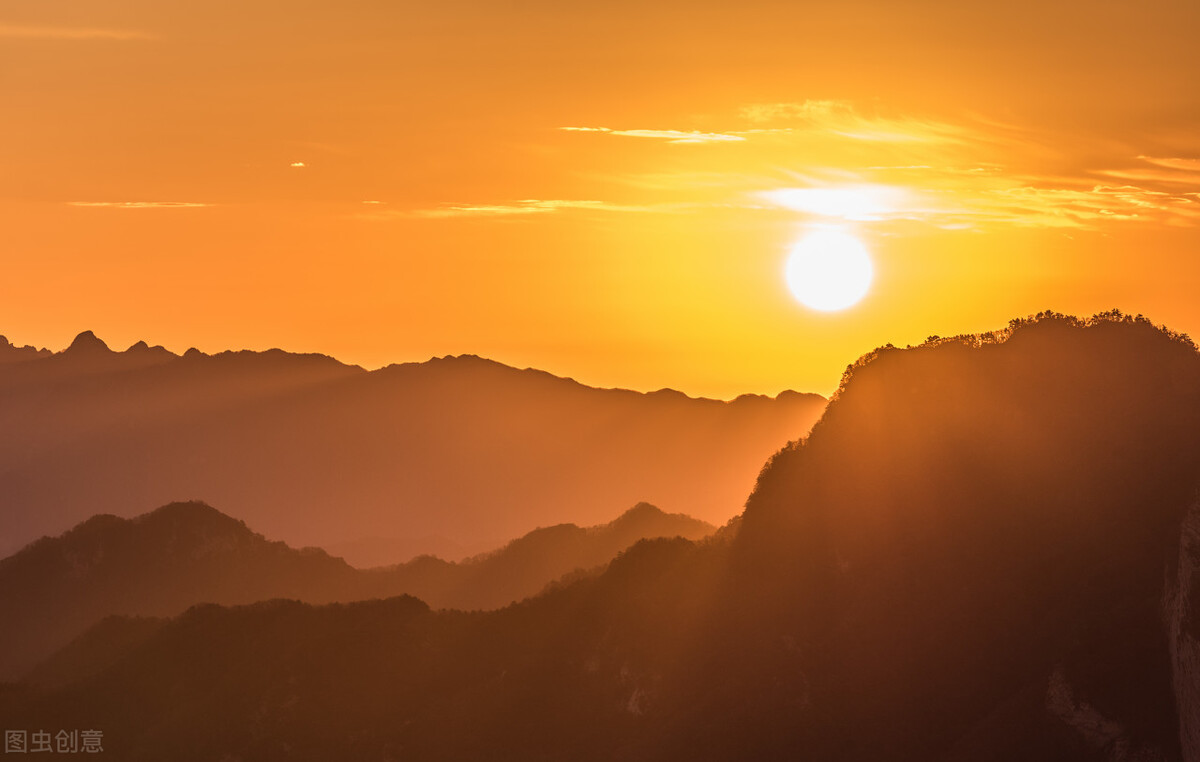 The red sun rises in the east - iMedia