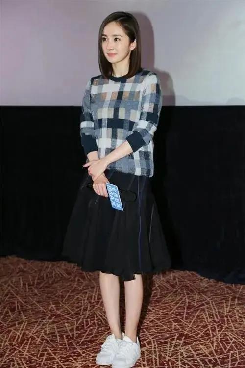 Yang Mi's long legs are really beautiful - iNEWS