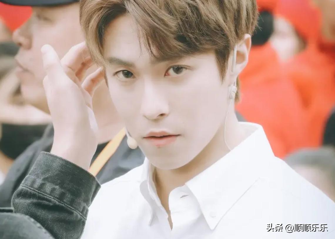 The girl Yue Minghui kisses on the street is Dou Wei's daughter Dou ...