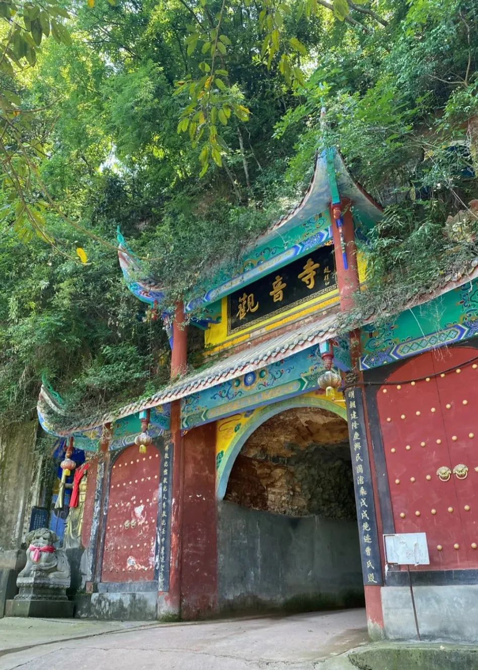 The ancient lakeside temple on the outskirts of Chengdu can only enter ...