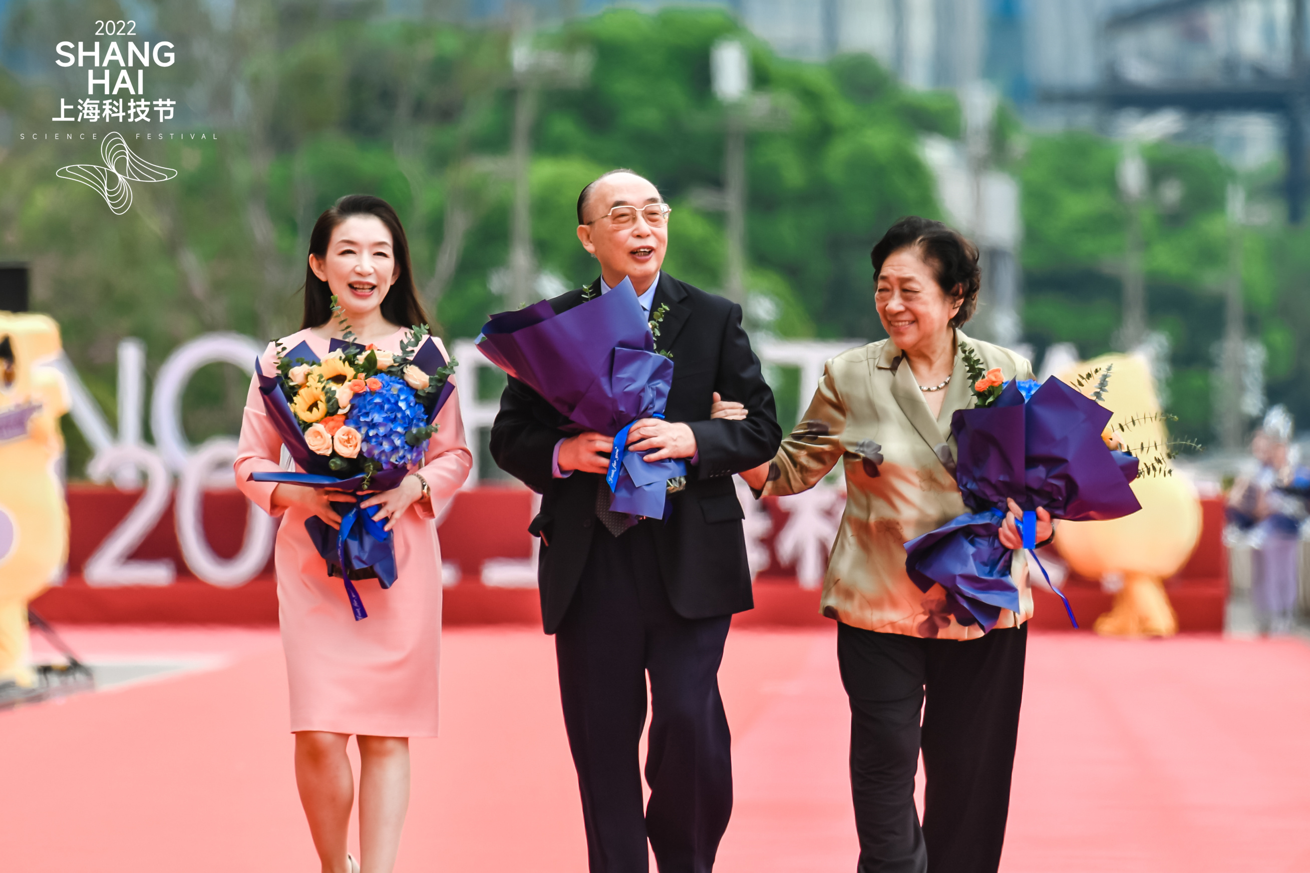 Look at this family, they are all scientists - iNEWS