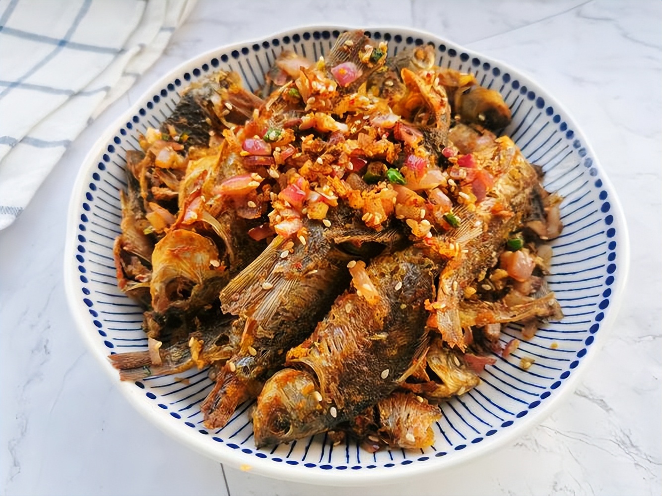 Fried crucian carp is crispy and fragrant. The old chef will teach you ...