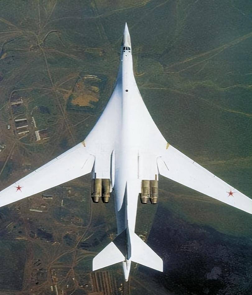 Tu-160 bombers are deployed across the Heilongjiang River, and the ...