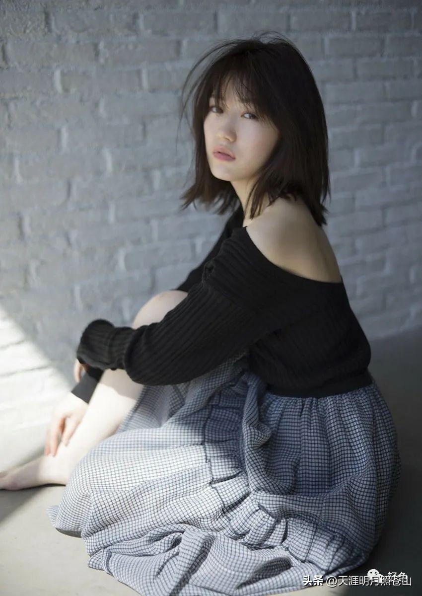 Sexy overflowing the screen - iNEWS