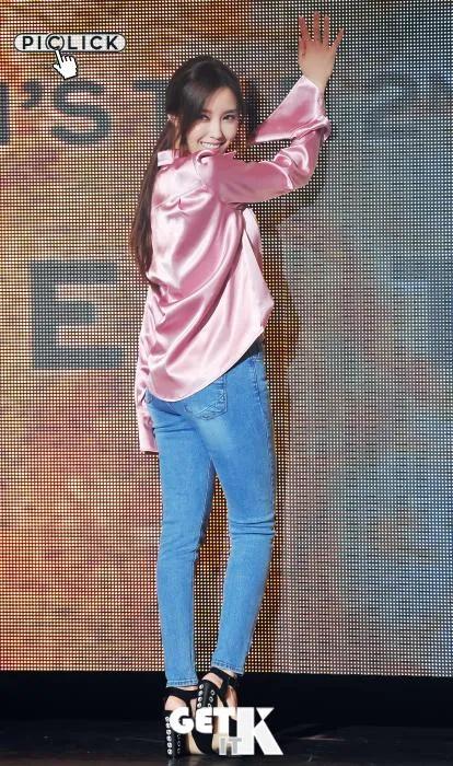 Korean singer Park Hyomin wears jeans - iNEWS