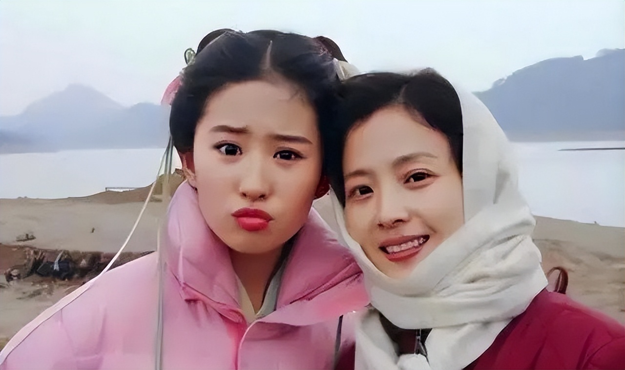 Liu Yifei looks as beautiful as a fairy. After seeing her mother Liu ...