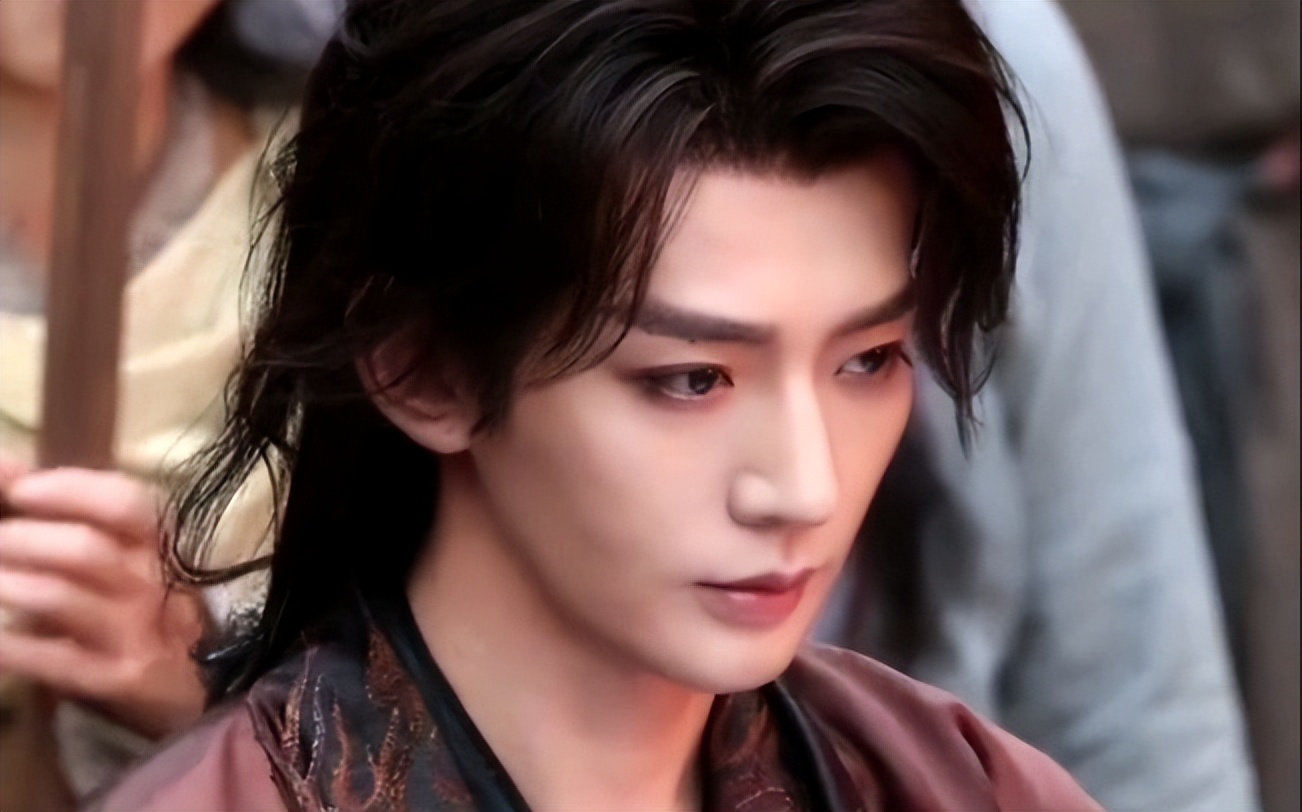 Deng Wei's stunning glimpse under the magnolia flowers shows the cool ...