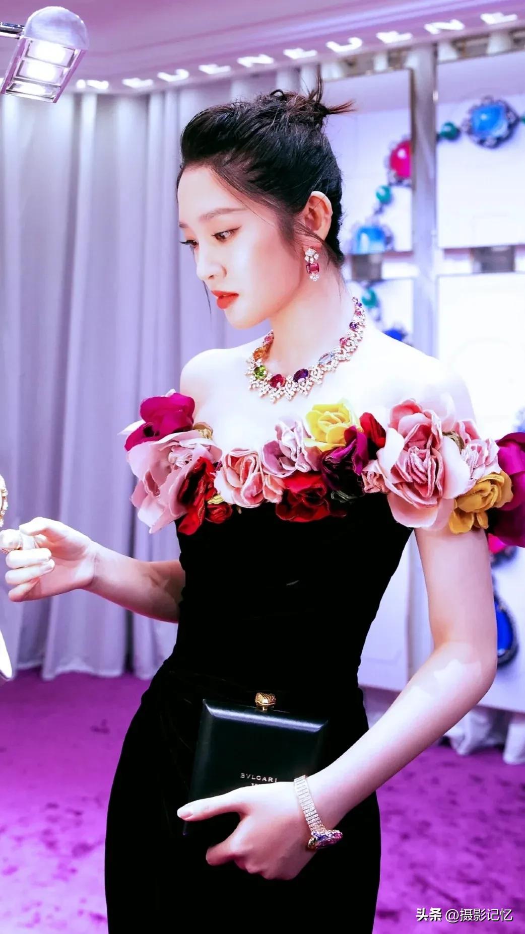 Tang Yixin: Noble and elegant - iNEWS