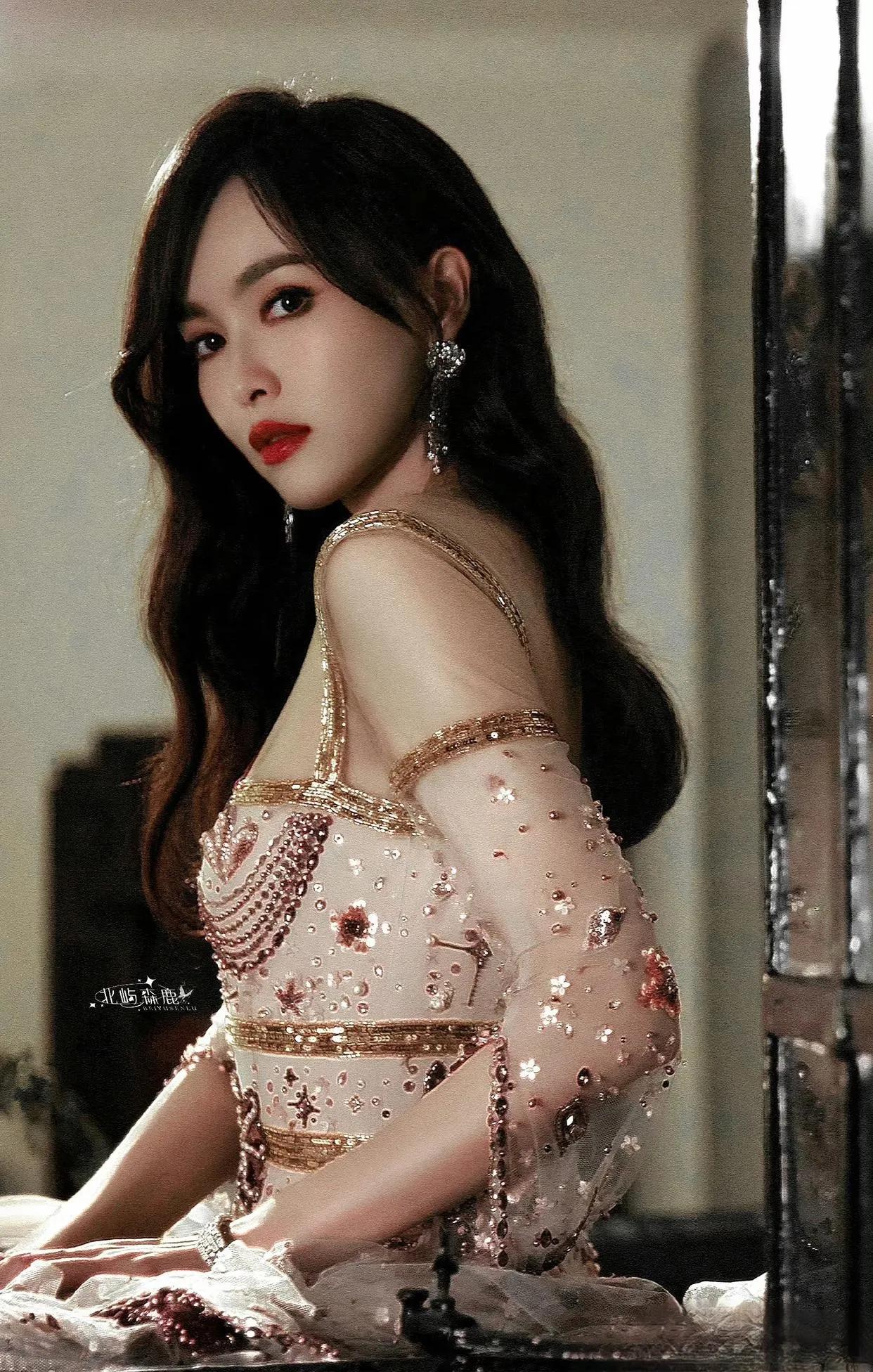 Sexy beauty Tang Yan, strong femininity - iMedia