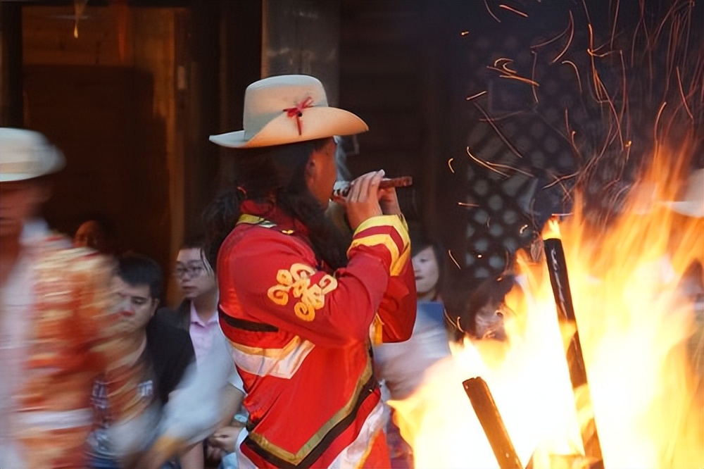 A flute and a camel bell: The wolf princess rides a camel and leads the ...