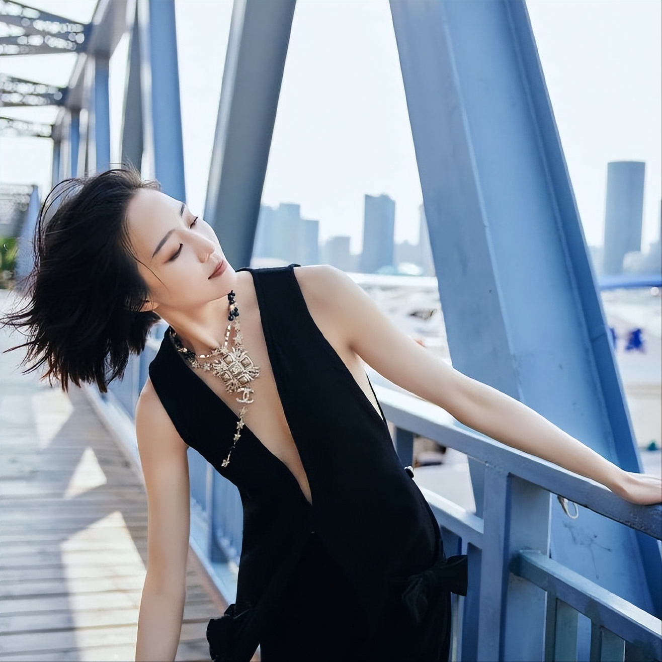 Zhang Junning, the goddess of temperament, has a slender waist and ...