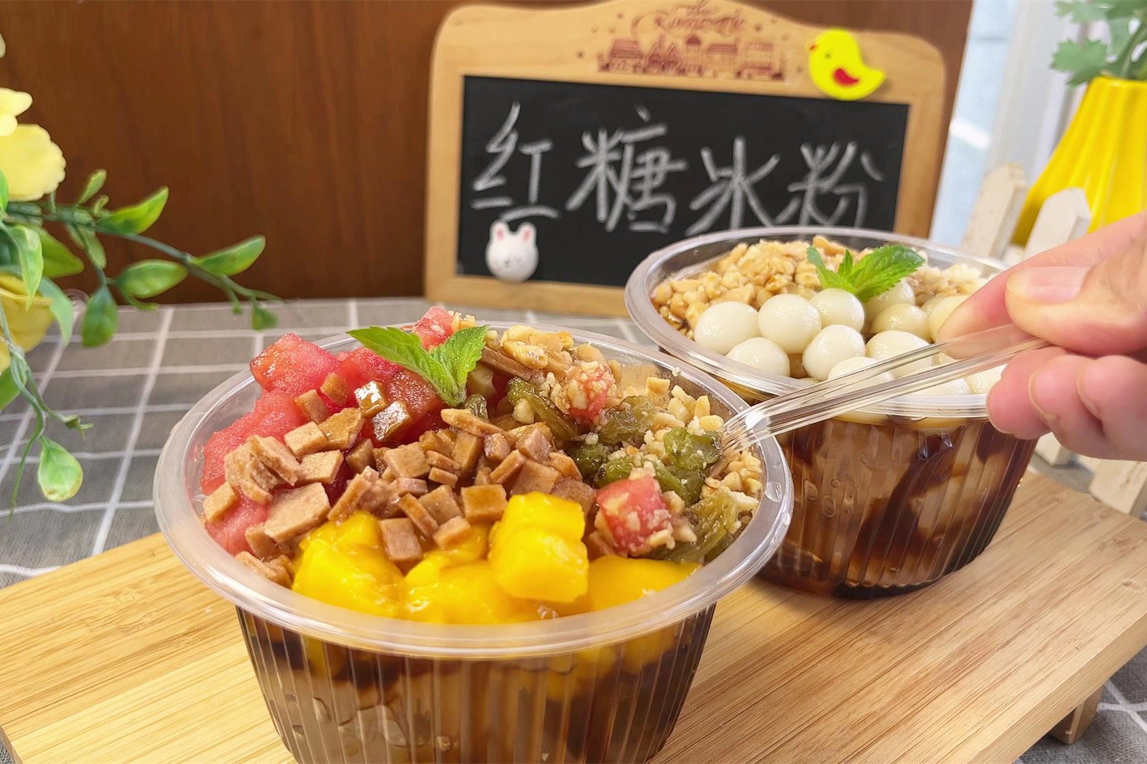 It's too hot, I'll teach you how to make "brown sugar ice powder" at ...