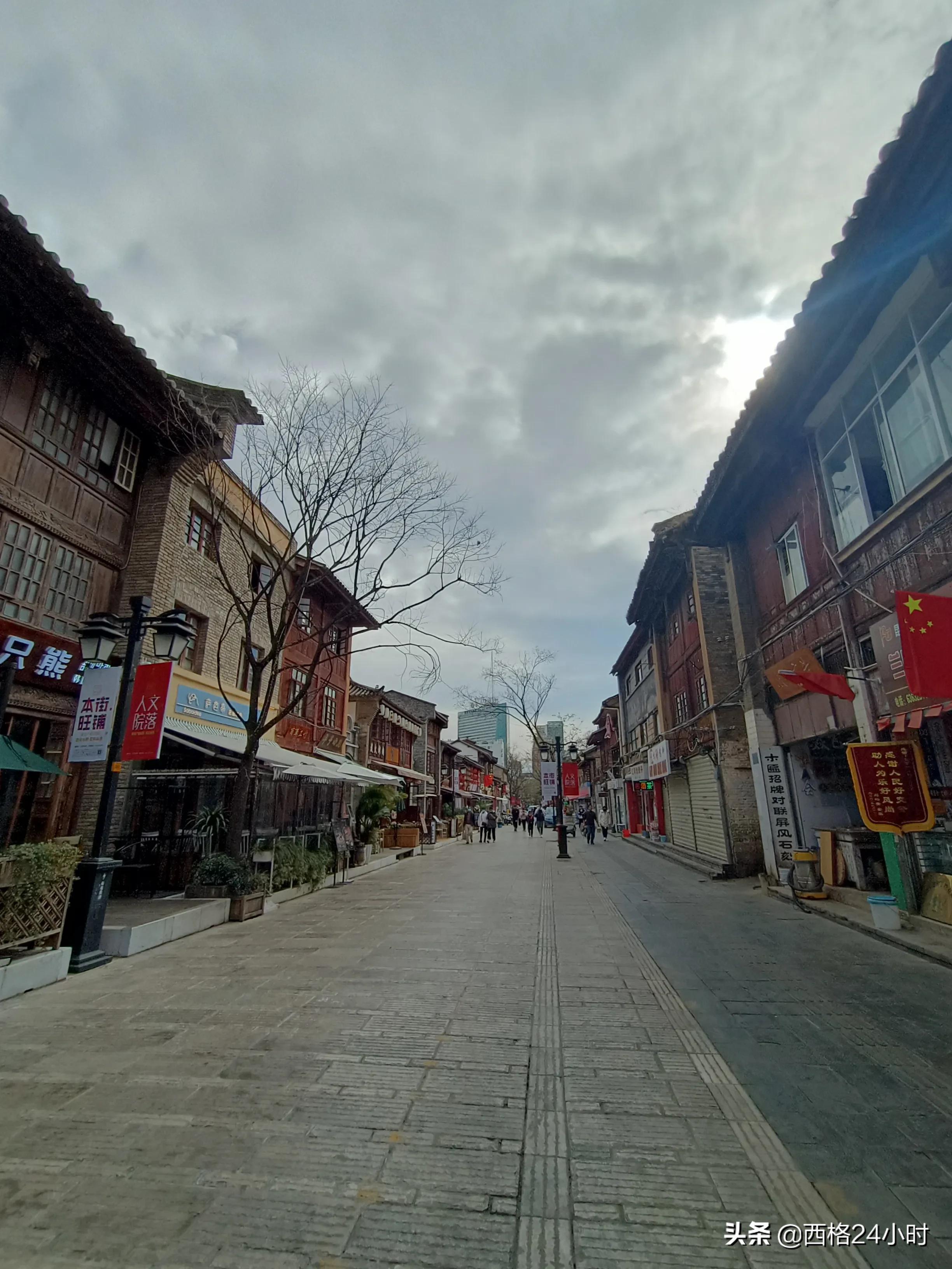 Kunming Wenming Street, food memories evoked by a sign - iNEWS
