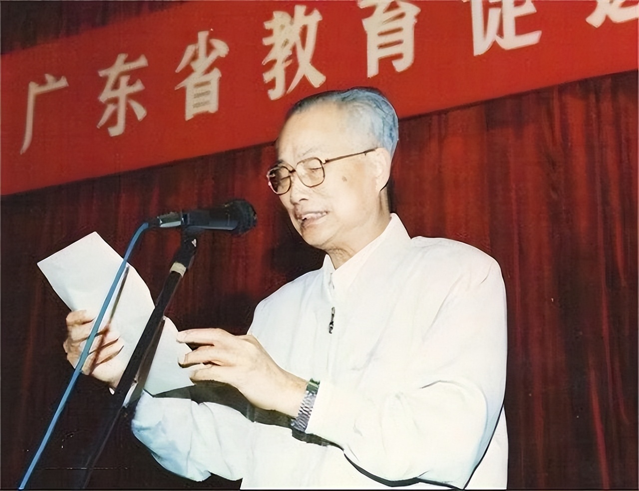 In 1988, Wang Guangmei visited Lin Ruo but was rejected. She went alone ...