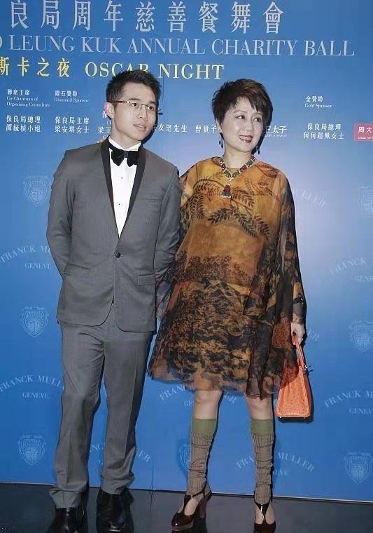 62-year-old Liang Anqi overturned!Wearing a printed skirt and matching ...