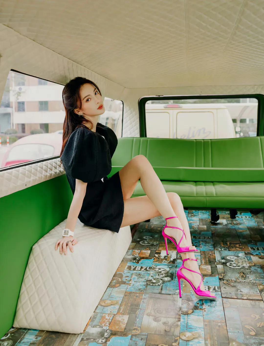 Jin Chen, beauty with long legs - iNEWS