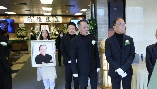 Meng Hai's funeral! Photo of 17-year-old daughter holding her body ...