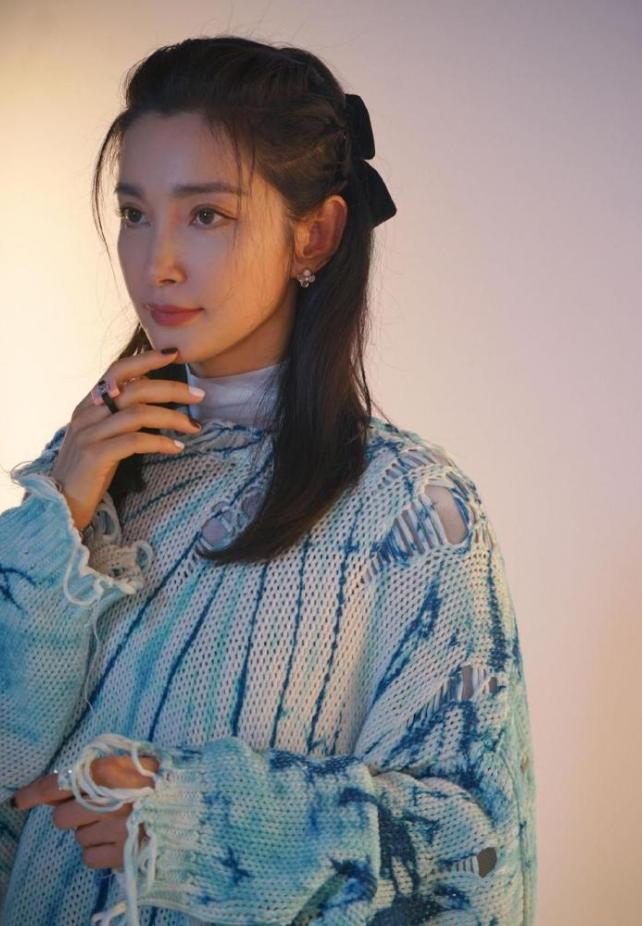 Li Bingbing is so young, with a ripped sweater and delicate braided ...