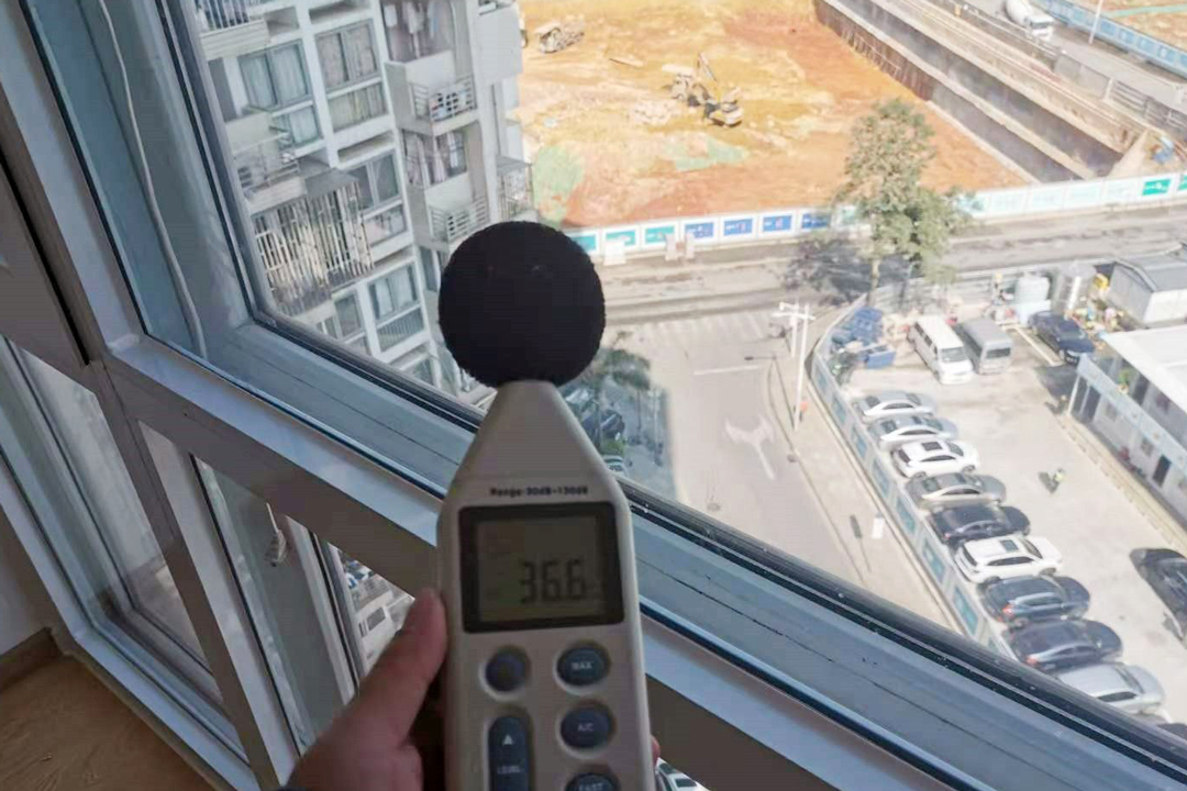 It's time to "noise" the doors and windows!Is the sound insulation ...