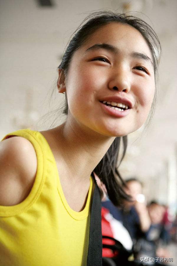 Angel with broken wings Yang Pei: She broke her arm at the age of 8 and left home to beg for ...