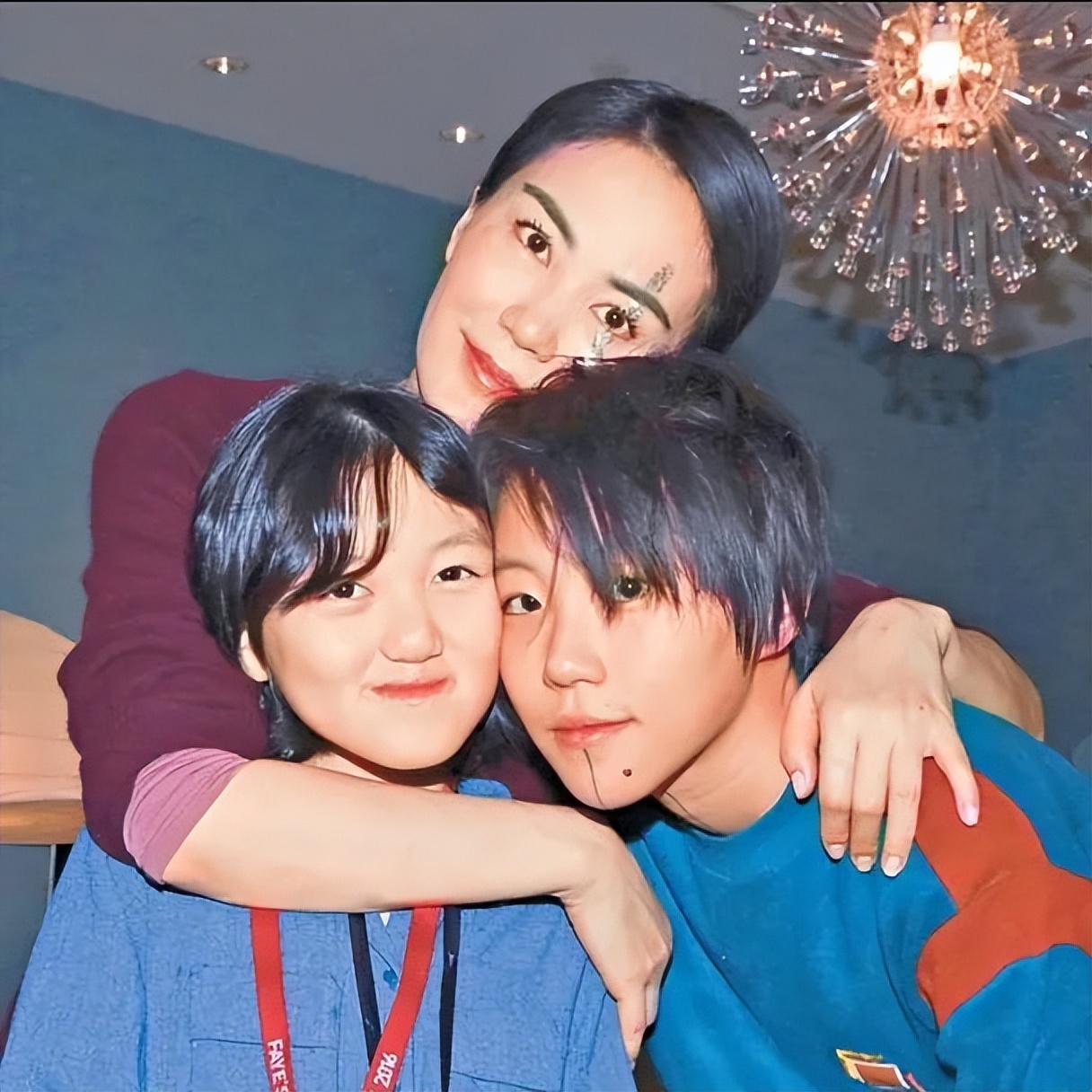 Faye Wong's eldest daughter, Dou Jingtong, took a selfie and was ...