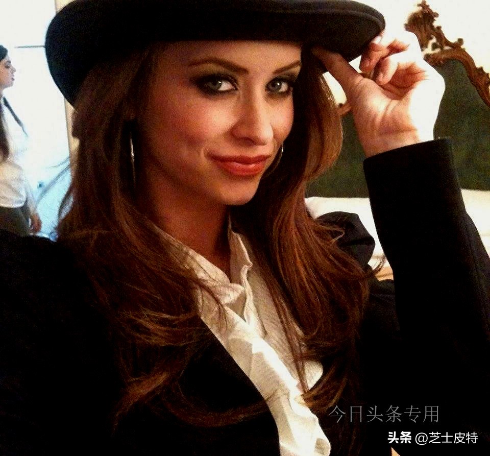 Emily Addison Has Blue Eyes Brown Hair And A Sexy Figure Imedia