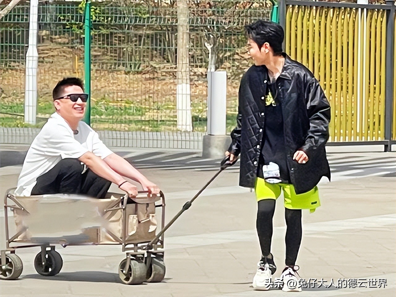 Zhang Helun and Meng Hetang travel together, two little hands "hold ...