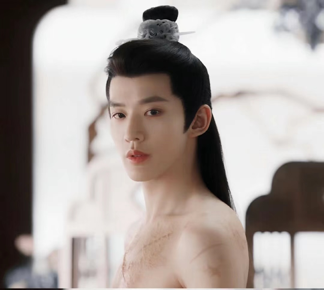 Also playing "Show Abdominal Muscles", comparing Gong Jun, Deng Wei and Fei Xiangfang together ...