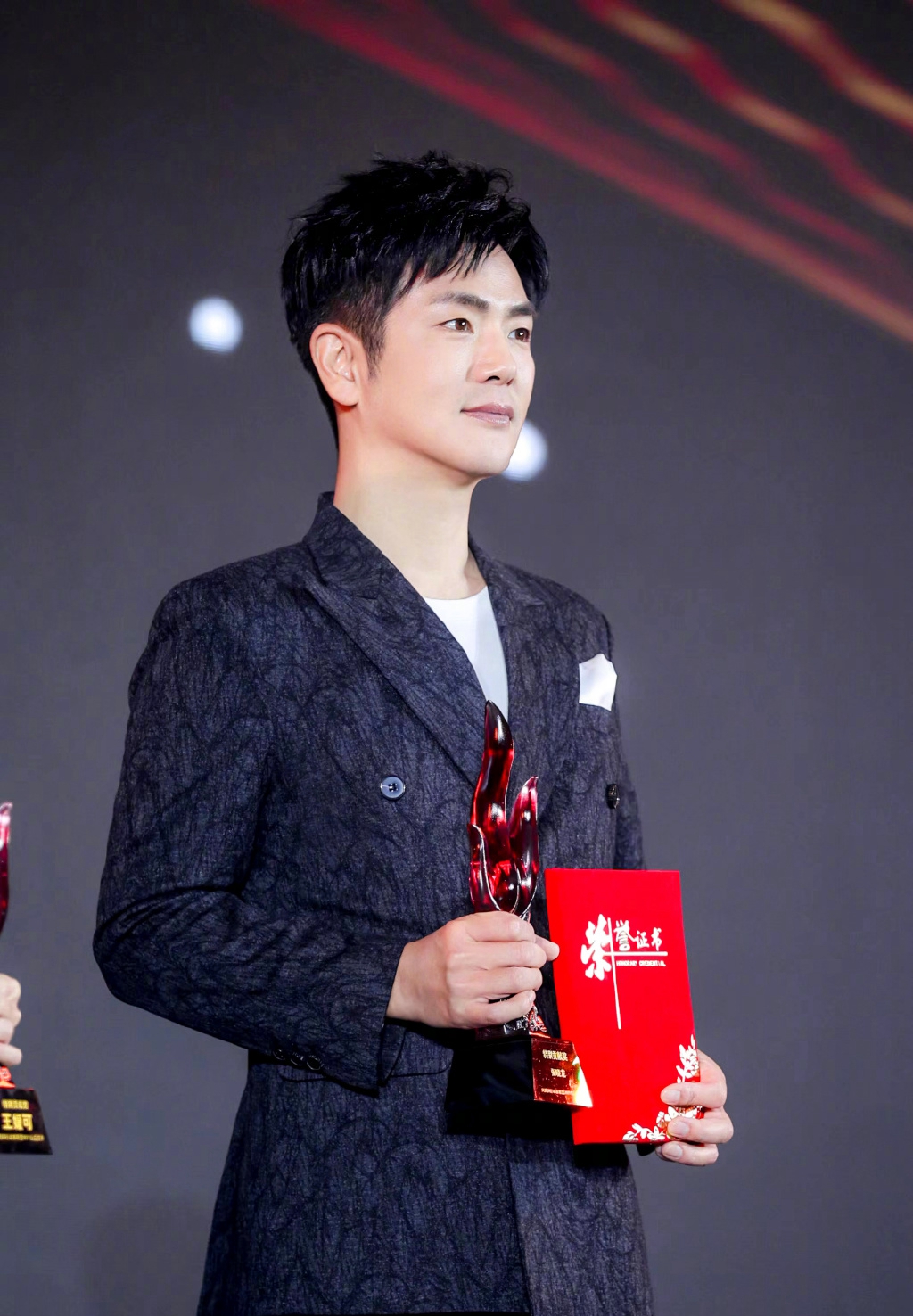 Zhang Jianing and Zhang Xiaolong take a couple photo!The relationship between uncle and nephew ...