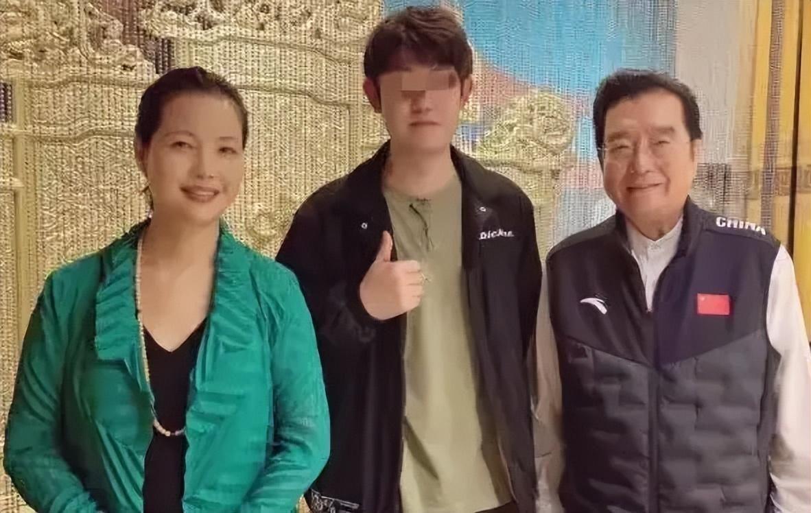 In a group photo, people in the entertainment industry are taking tea ...