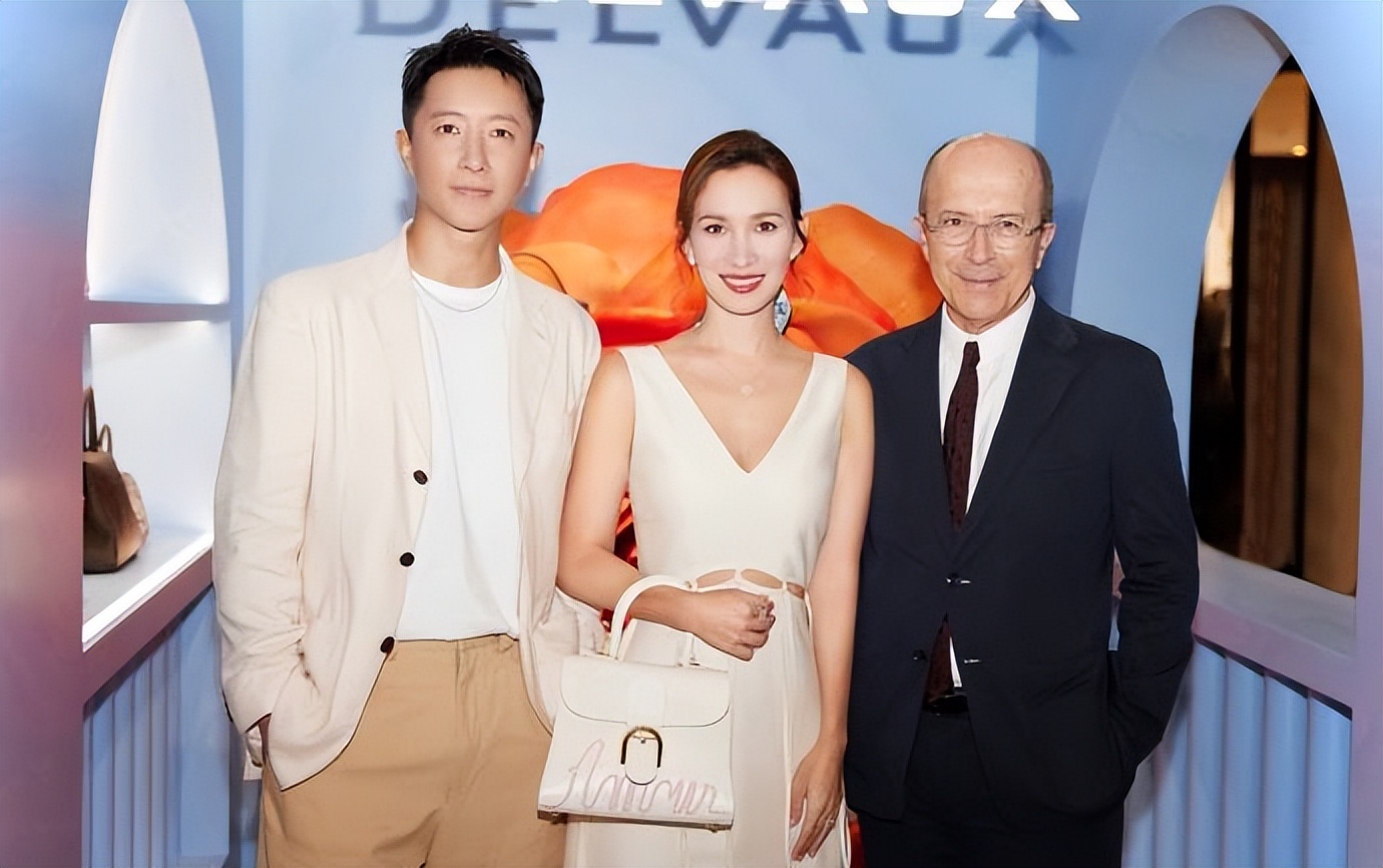 Han Geng held his wife in his arms to show off his affection, Lu ...