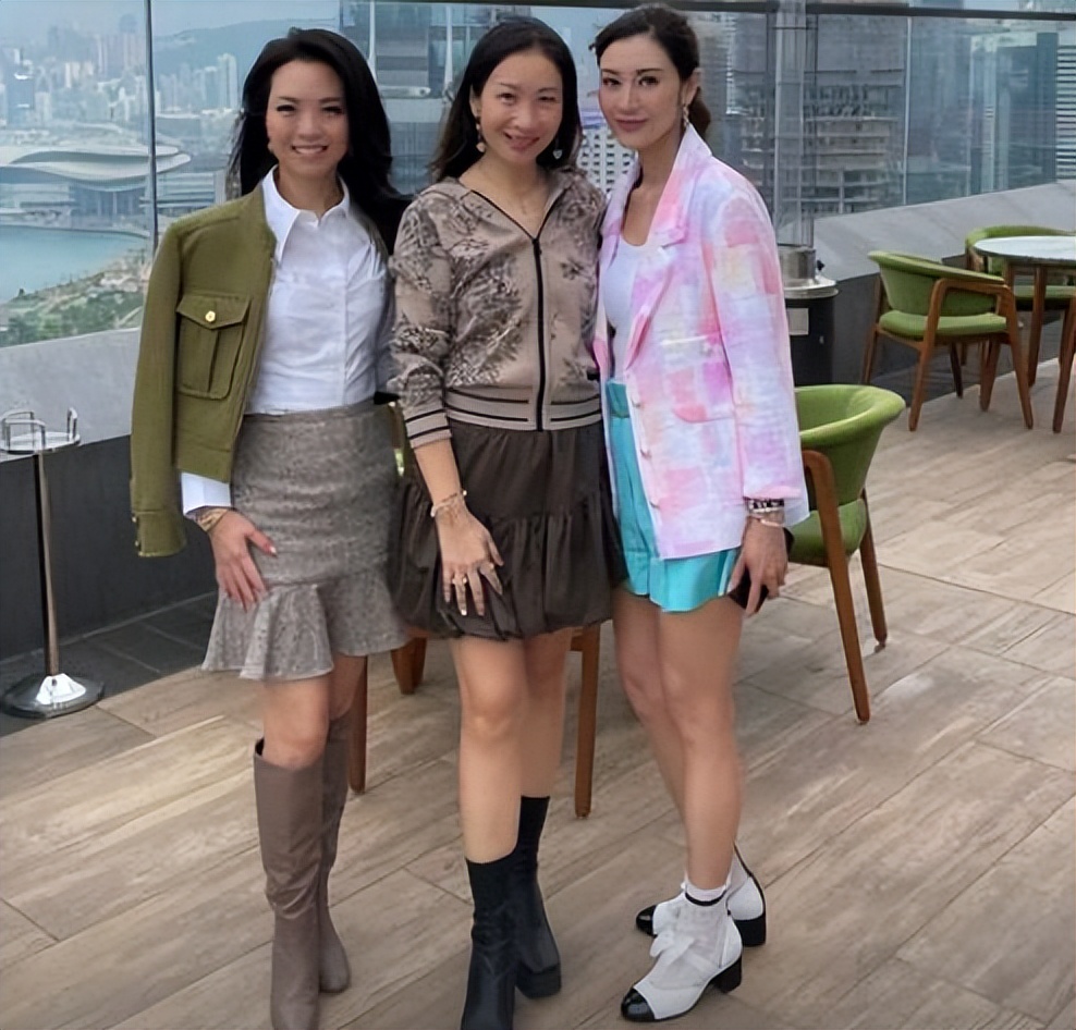 Li Jiaxin took the famous ladies and sisters to dinner on the roof, and ...