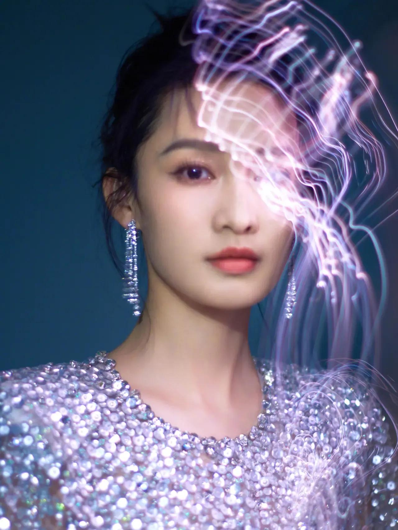 Li Qin's lotus root pink dress looks starry into the sea and is ...