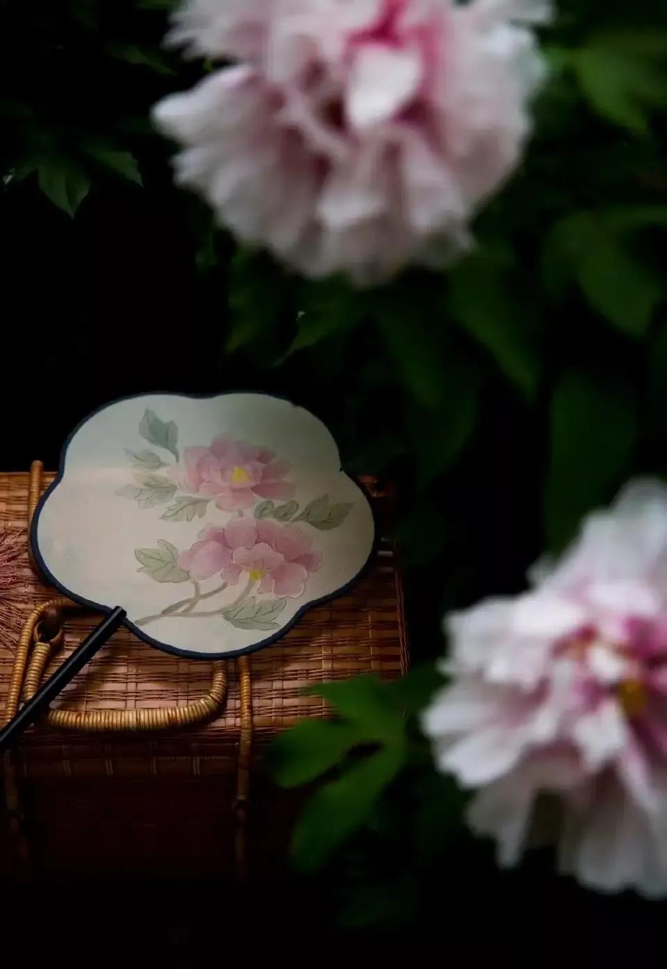 The God of May Flower, the sentient peony contains spring tears. Three ...