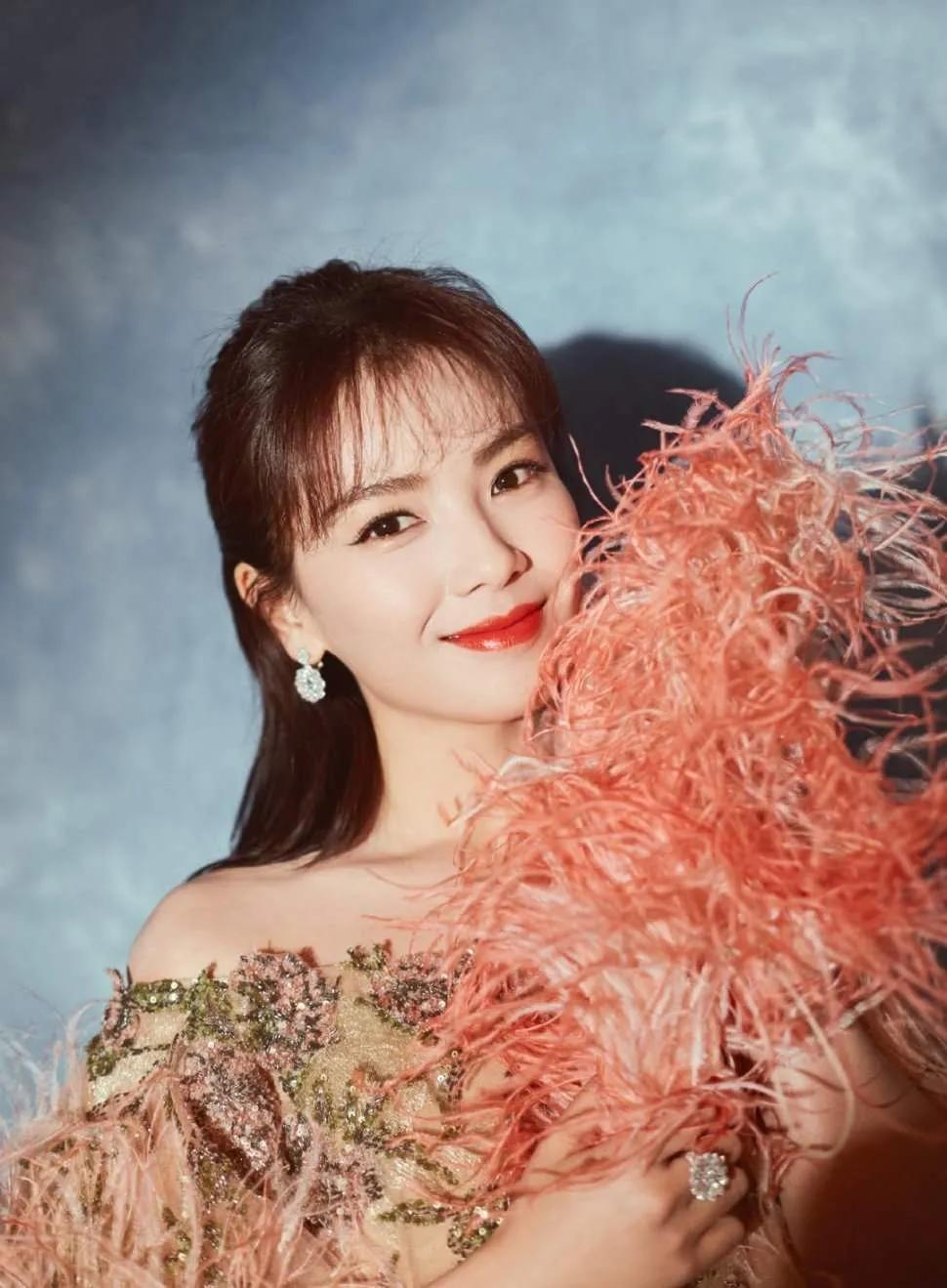 Golden elegant queen dress - Liu Tao - iNEWS