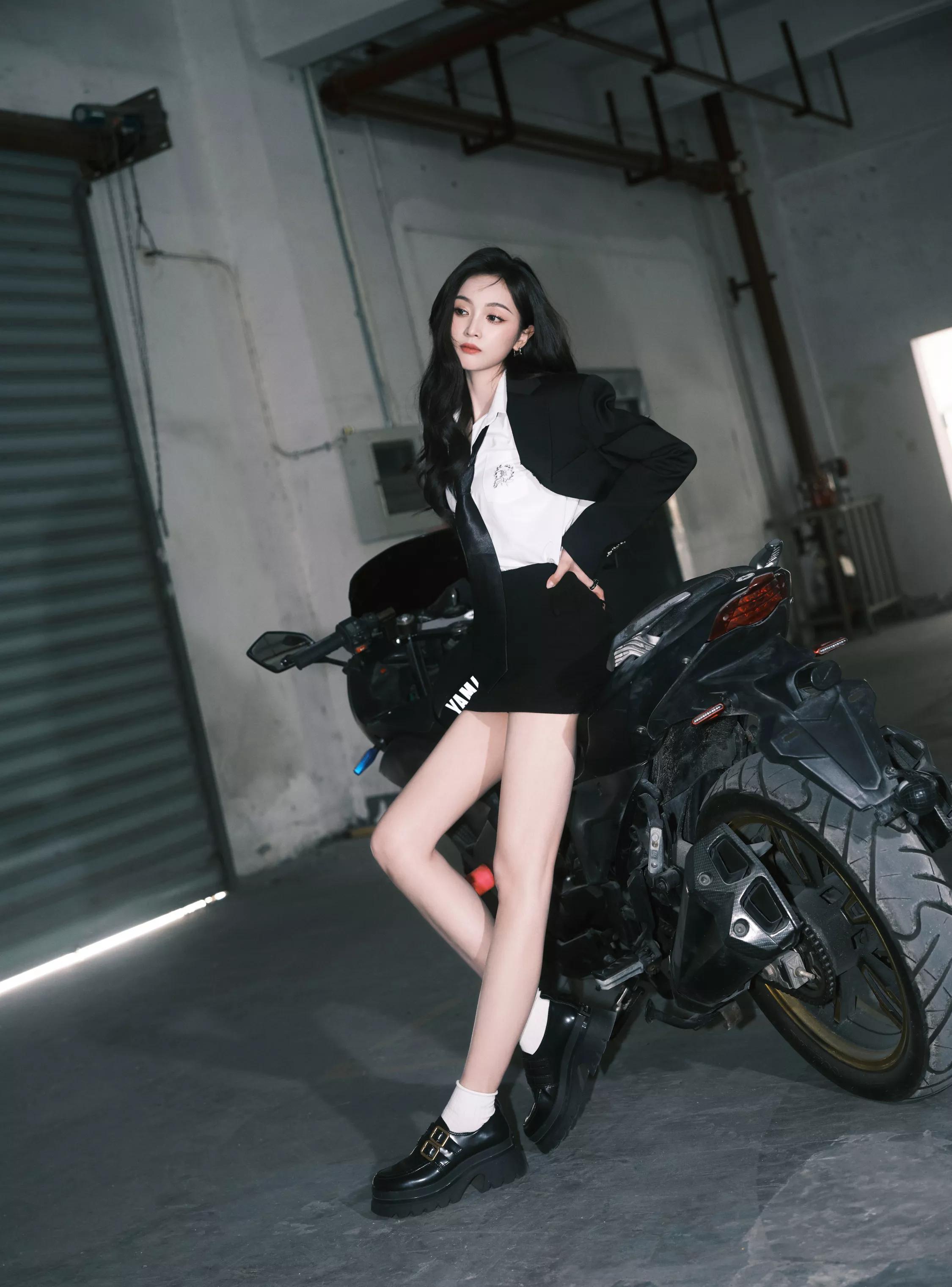 Wu Xuanyi's photo, motorcycle girl, fair legs, fashionable and pretty ...
