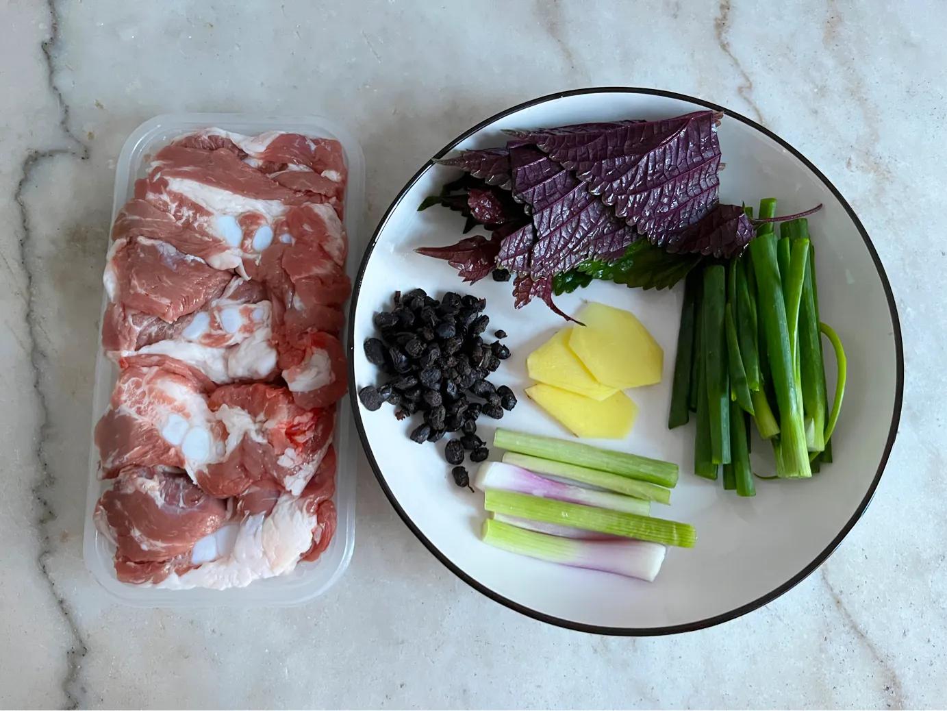 Pan-fried and baked pork ribs with perilla, rich perilla flavor ...