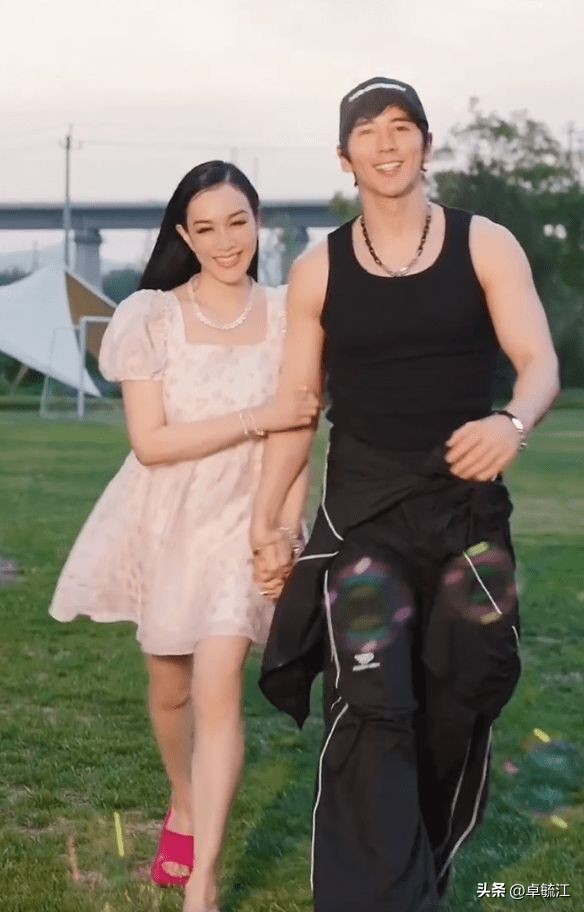 Christy Chung and Zhang Lunshuo shared sweet moments in 520, with deep ...