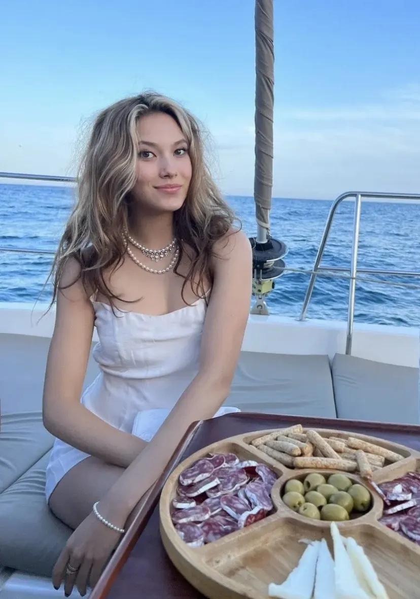 Gu Ailing went to Barcelona for vacation, wearing a white dress with ...