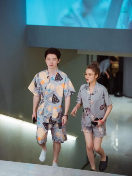 Zhou Yangqing's ex-boyfriend Luo Hao and the beauty are shopping arm in arm, super sweet, and ...