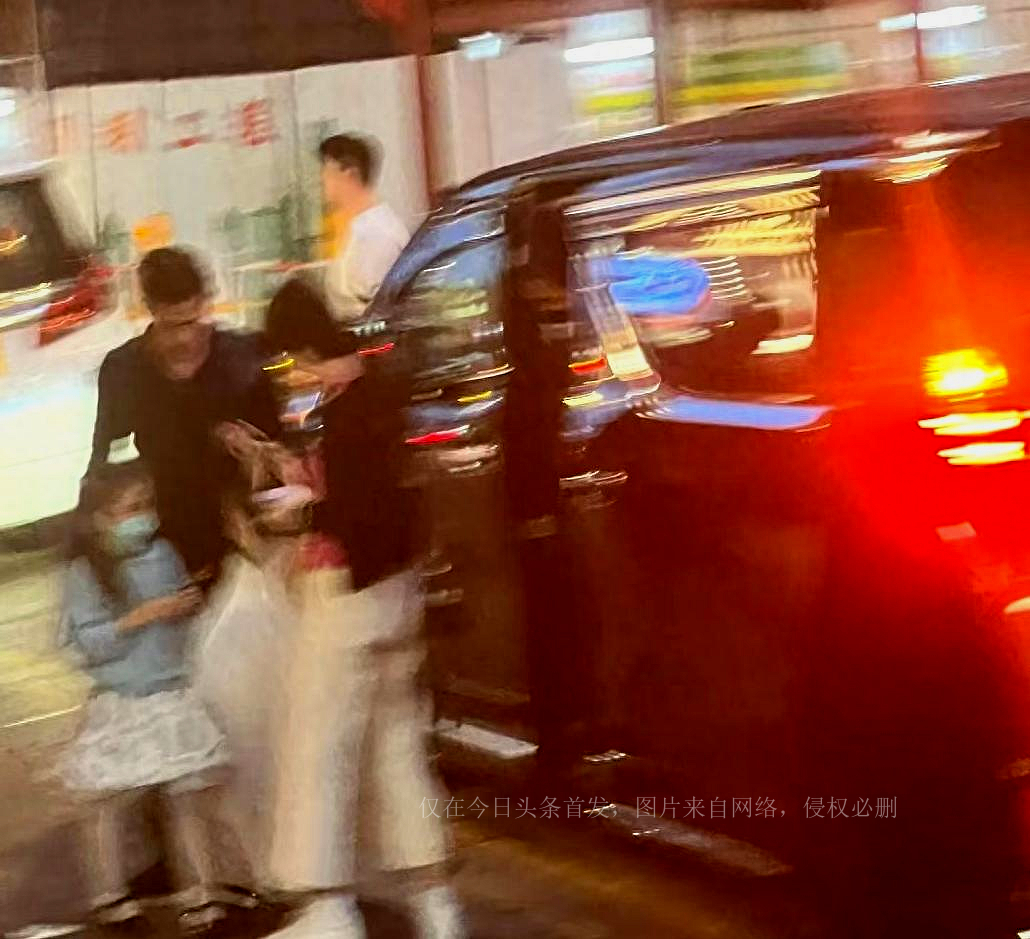 Aaron Kwok and Fang Yuan went out with their two daughters. The couple ...