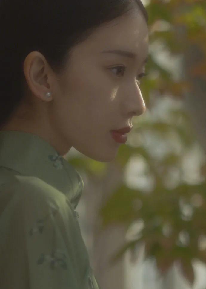 Liu Lingzi is wearing a green retro cheongsam with a full demeanor and ...