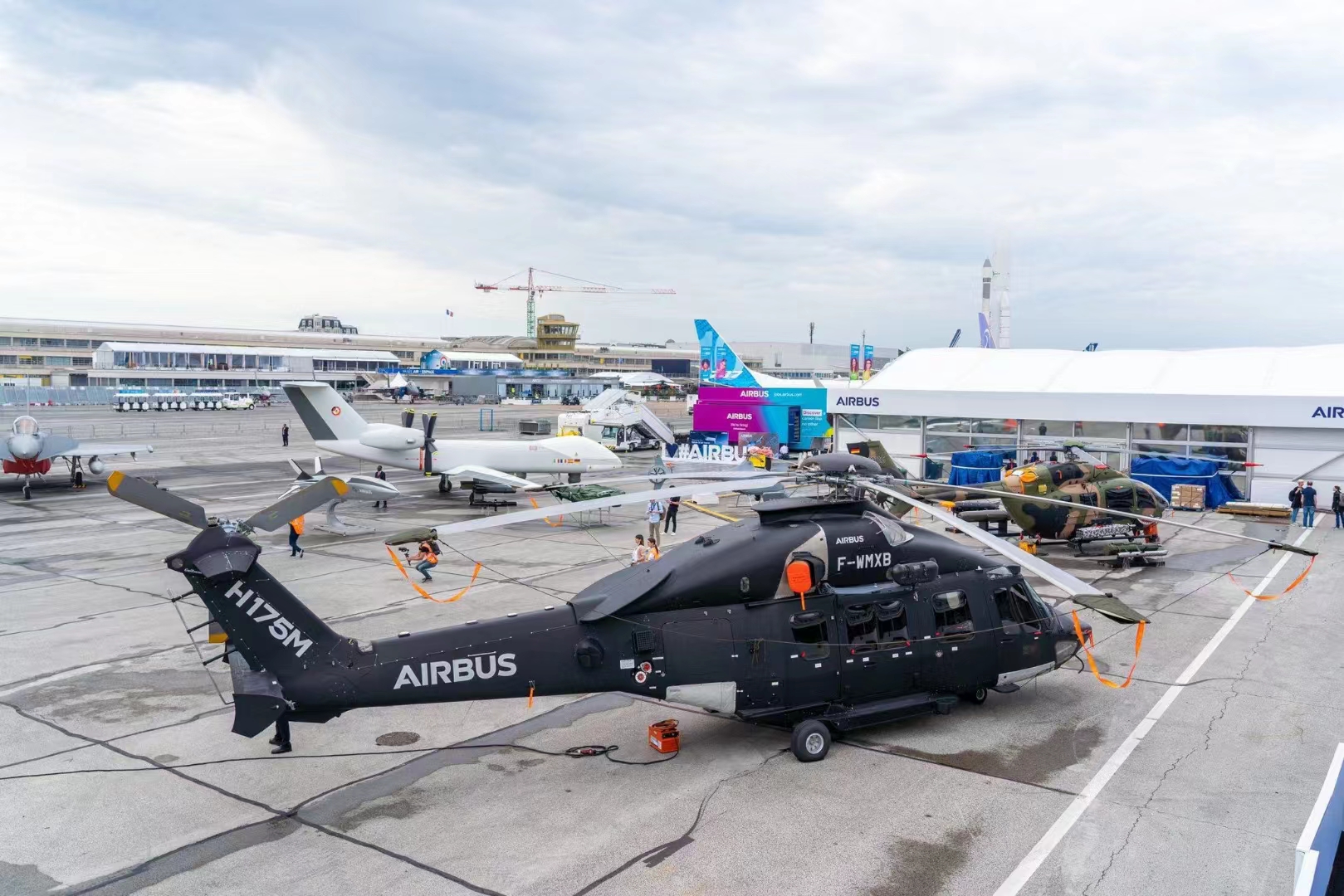 Photoelectric pods made in China stand out at the 2023 Paris Air Show ...