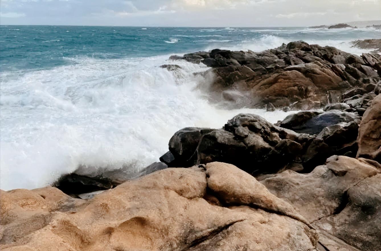 What is "Crazy Dog Wave"?Tides destroy ships as easily as tearing paper ...