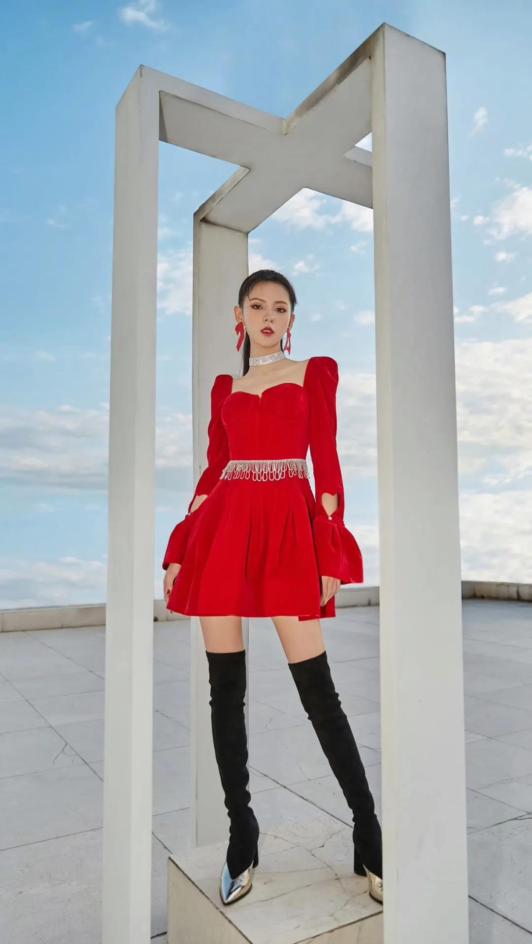 Zhang Yuxi, how many people are fascinated by a red dress - iNEWS