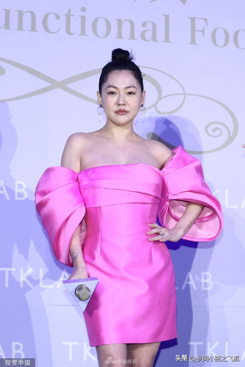 Little S Xu Xidi is wearing a strapless rose red dress, full of ...