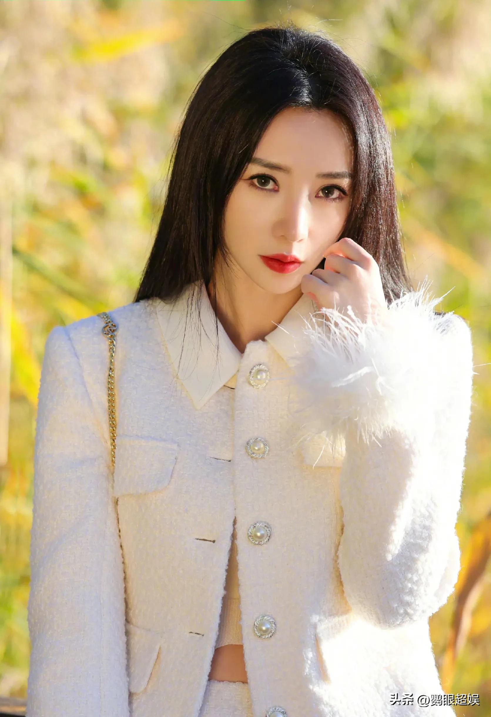Liu Yan's photo shoot under the warm sun, the sun is so warm, and her ...