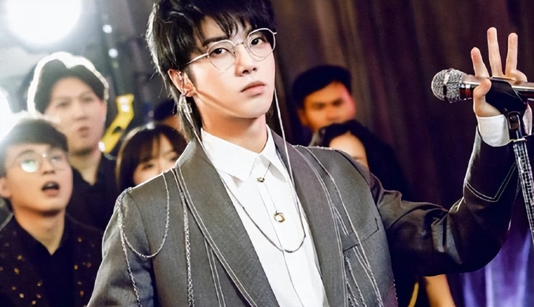 Up close: How innocent Hua Chenyu was when he first debuted, but now ...